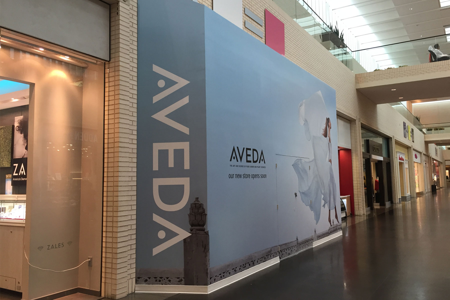 Stand Out Mall Branding - Mall Wall